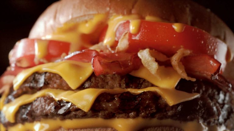 Novo Duo Bacon Cheddar do Burger King parece ser delicioso